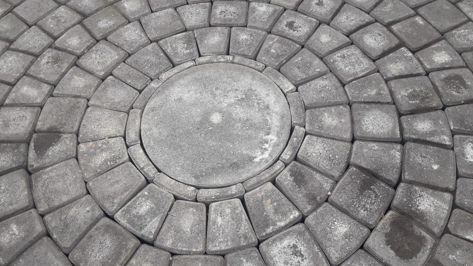 Asenna pyöreyttä patioihin - Pihakivi
