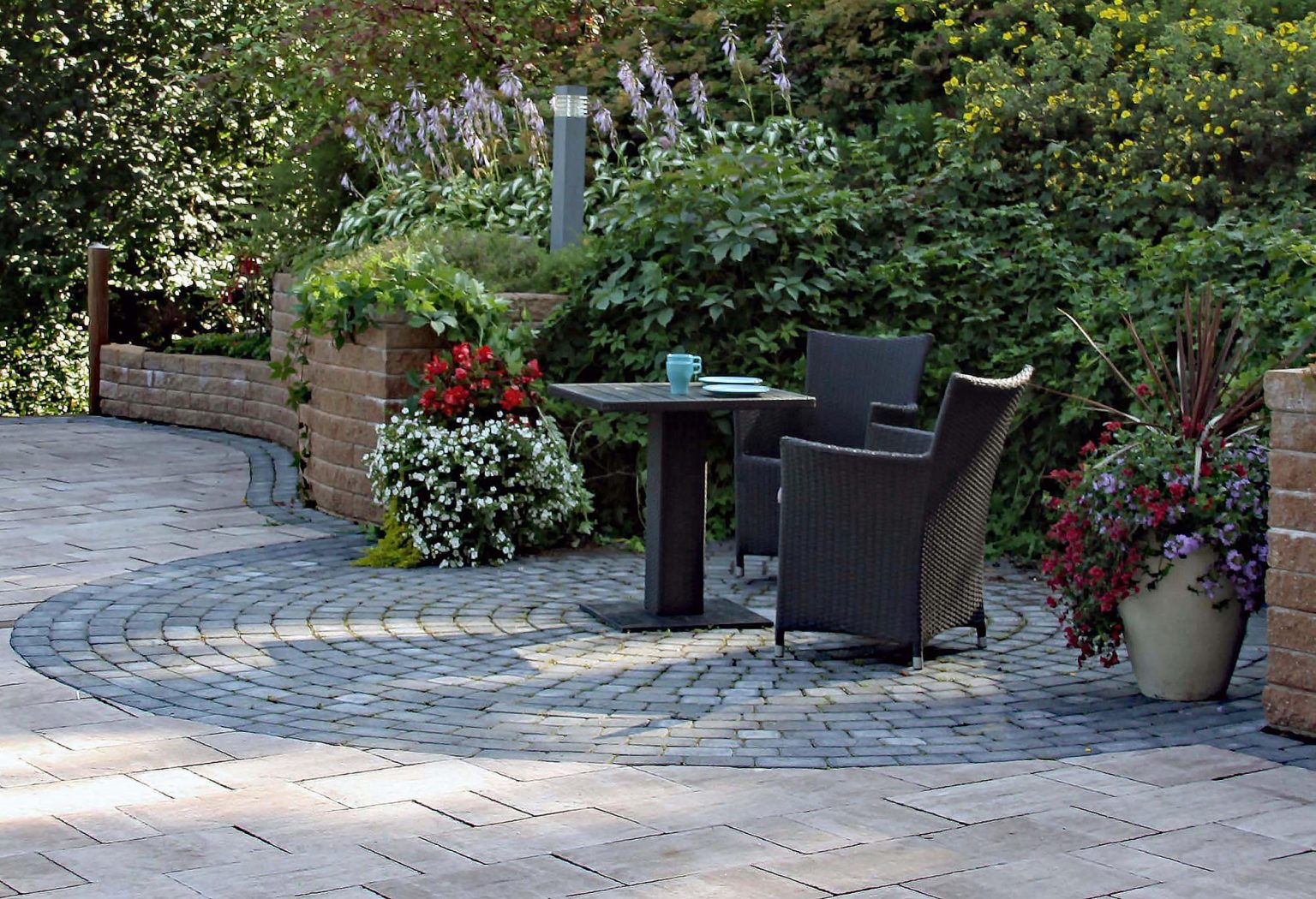 Asenna pyöreyttä patioihin - Pihakivi