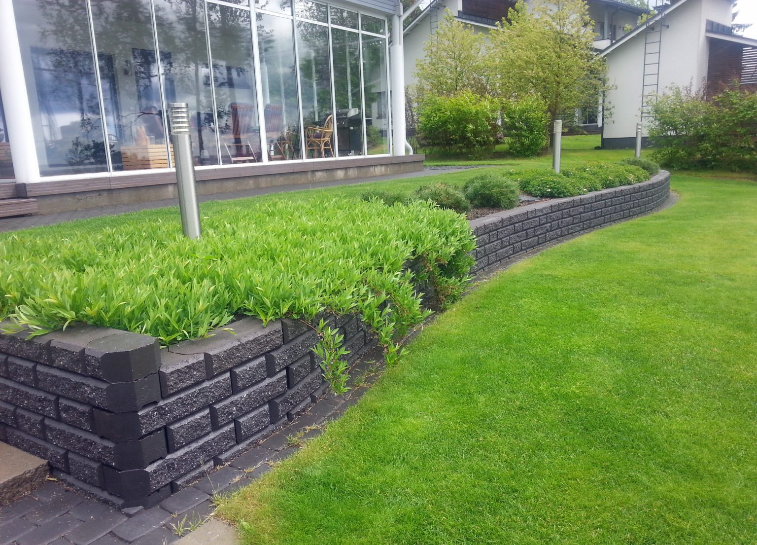 Tusina tapaa hyödyntää muurikiviä - Pihakivi